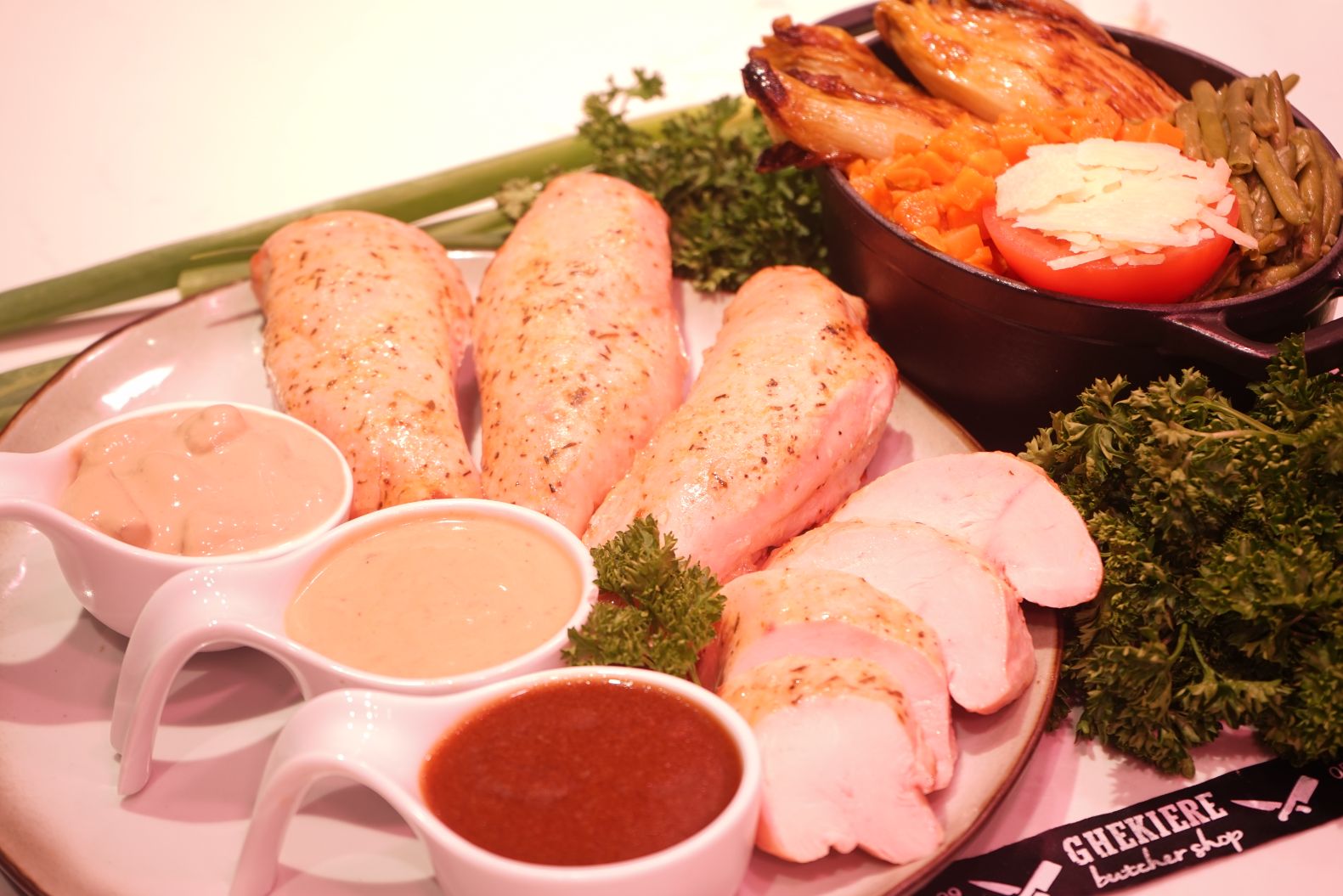 Bereide kipfilet in saus